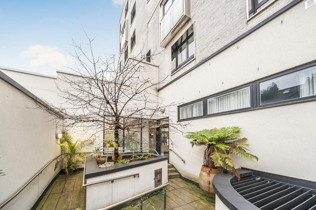 Clement Avenue, Clapham, London, SW4 2 bed flat for sale - £600,000