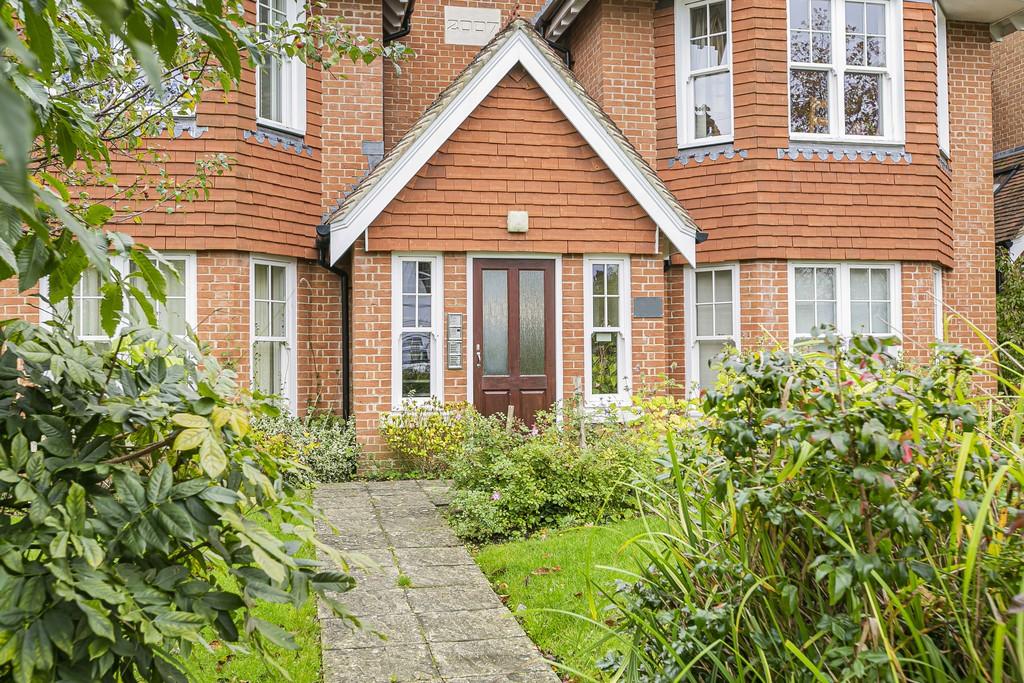 Hardwicke Road, Reigate 2 bed apartment - £525,000