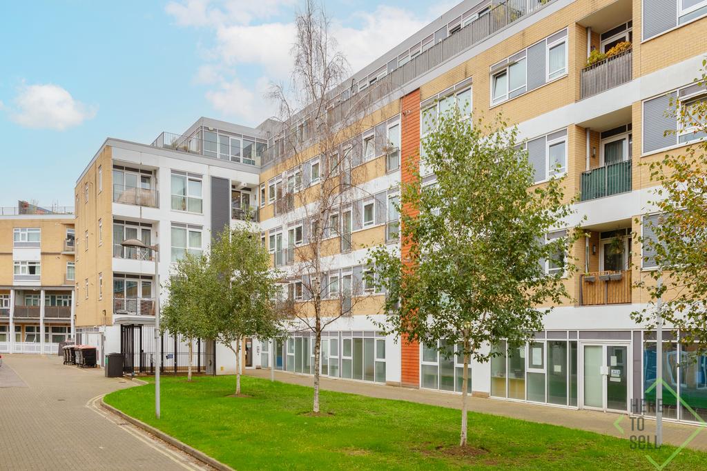 Richmond Road, London E8 3 bed flat for sale - £650,000