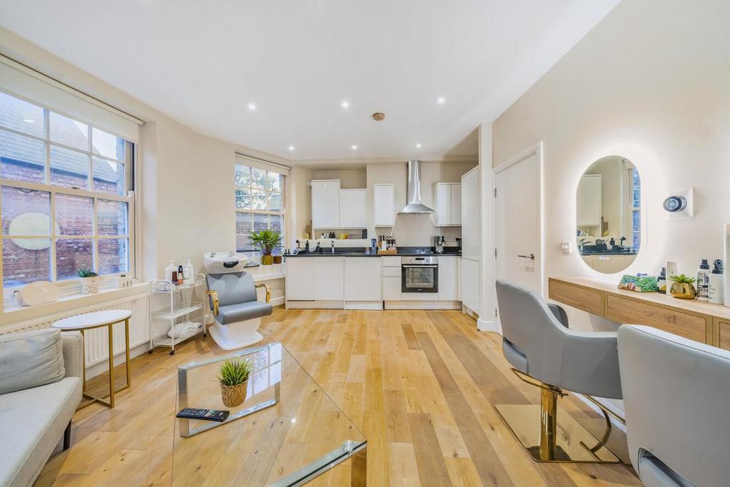 Clapham High Street, London 1 bed flat - £385,000