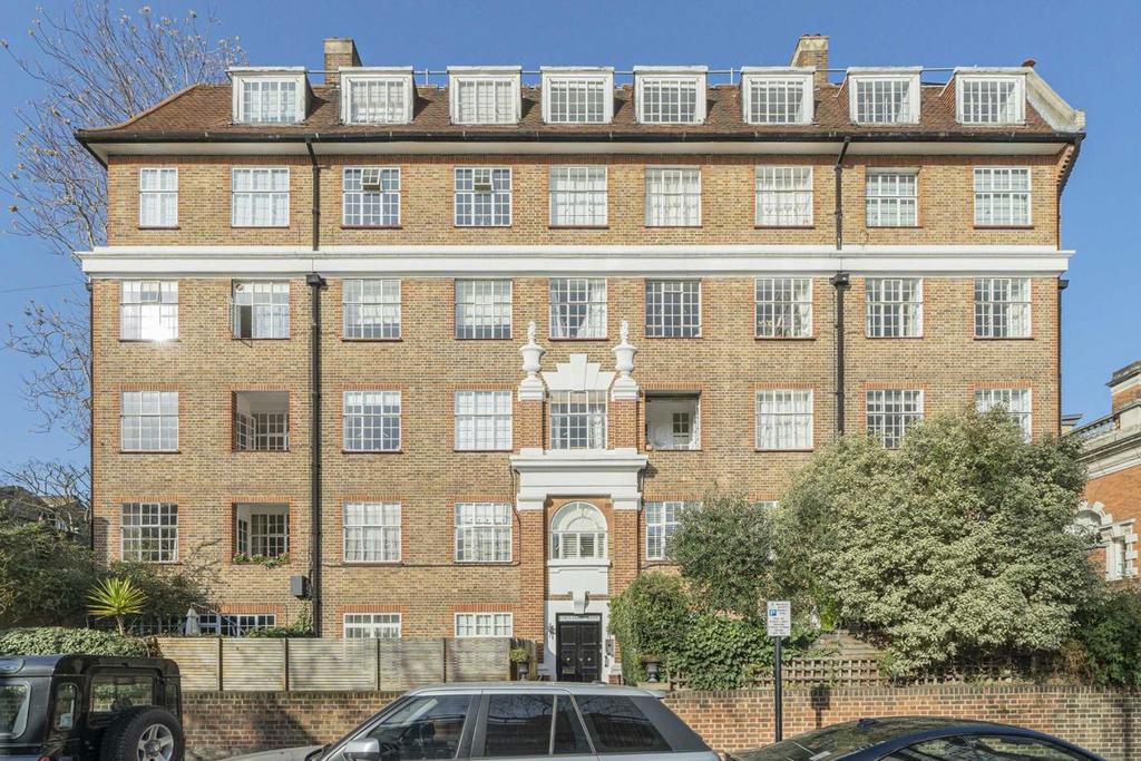 Chelsea Manor Gardens, London SW3 2 bed flat - £900,000