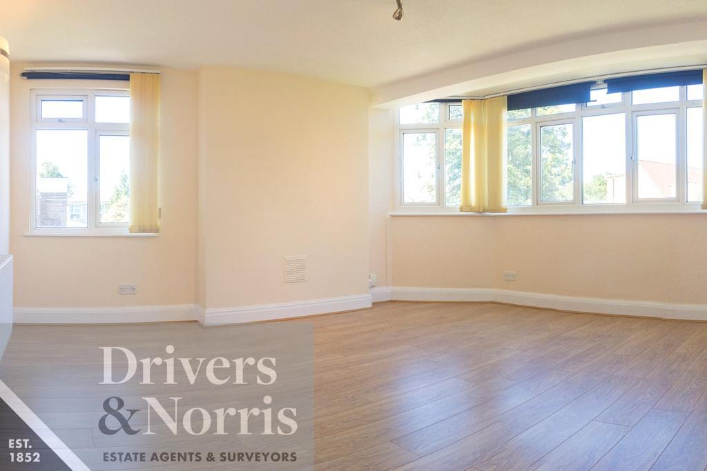 Alexandra Grove, North Finchley... Studio to rent - £1,250 pcm (£288 pw)