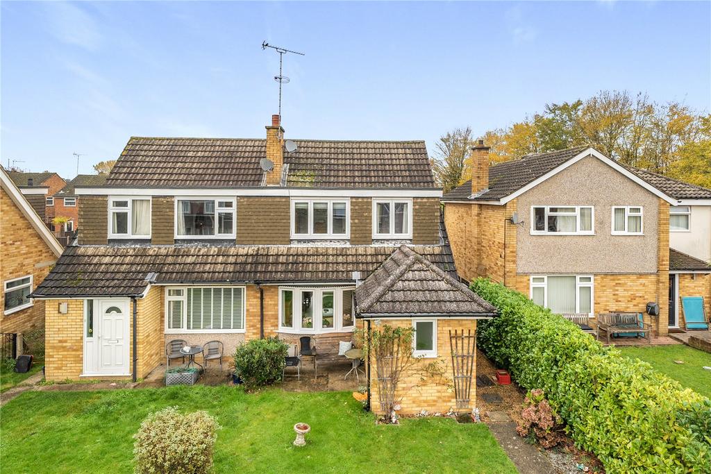 Hewlett Place, Surrey GU19 3 bed semi-detached house for sale - £400,000