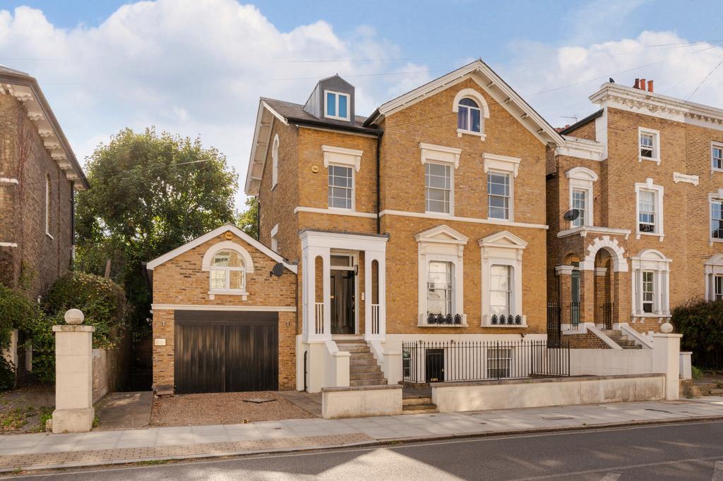 Lyndhurst Way, London, SE15 2 bed flat - £575,000