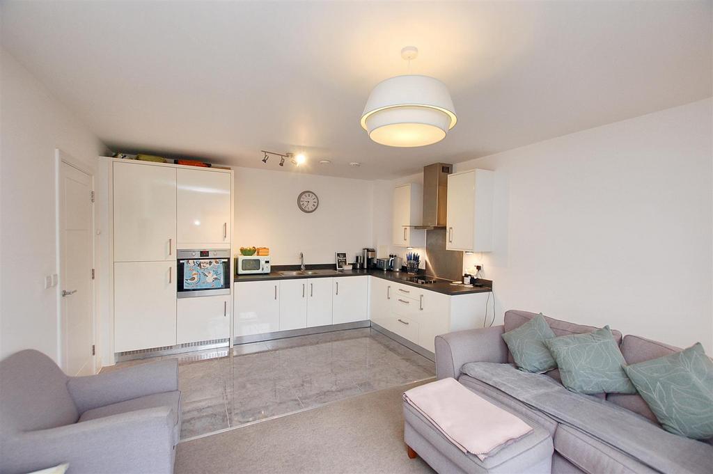 Sovereign Way, Tonbridge 2 bed flat for sale - £290,000