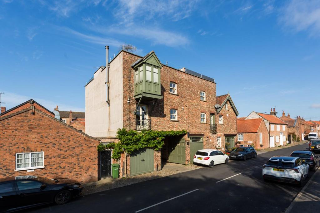 Back Lane, Easingwold, York 2 bed terraced house - £1,100 pcm (£254 pw)