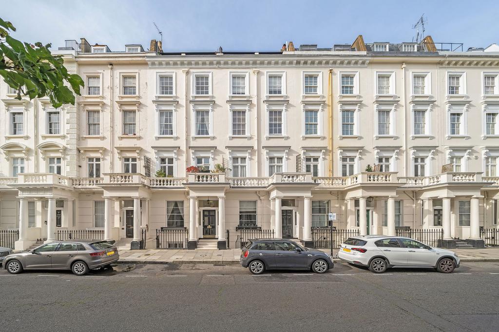 Gloucester Street, London SW1V 2 bed flat - £2,600 pcm (£600 pw)