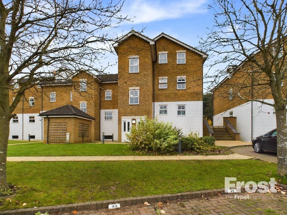 Old Mill Place, Wraysbury, Berkshire... 2 bed apartment for sale - £305,000