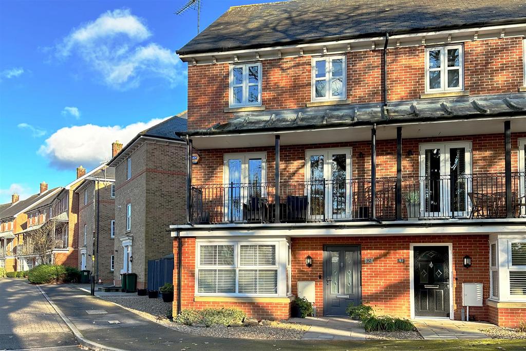 Worth, Crawley 4 bed townhouse for sale - £550,000