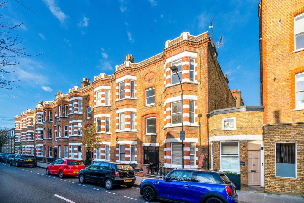 Wyfold Road, London SW6 1 bed flat - £325,000
