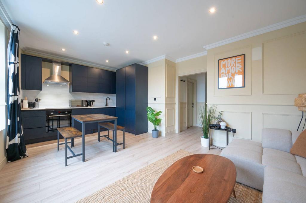 Balham High Road, Balham, London, SW12 2 bed flat - £3,500 pcm (£808 pw)