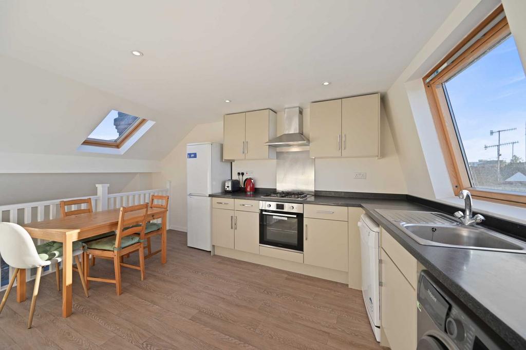 Townmead Road, Fulham, London SW6 2SR 2 bed flat - £2,362 pcm (£545 pw)