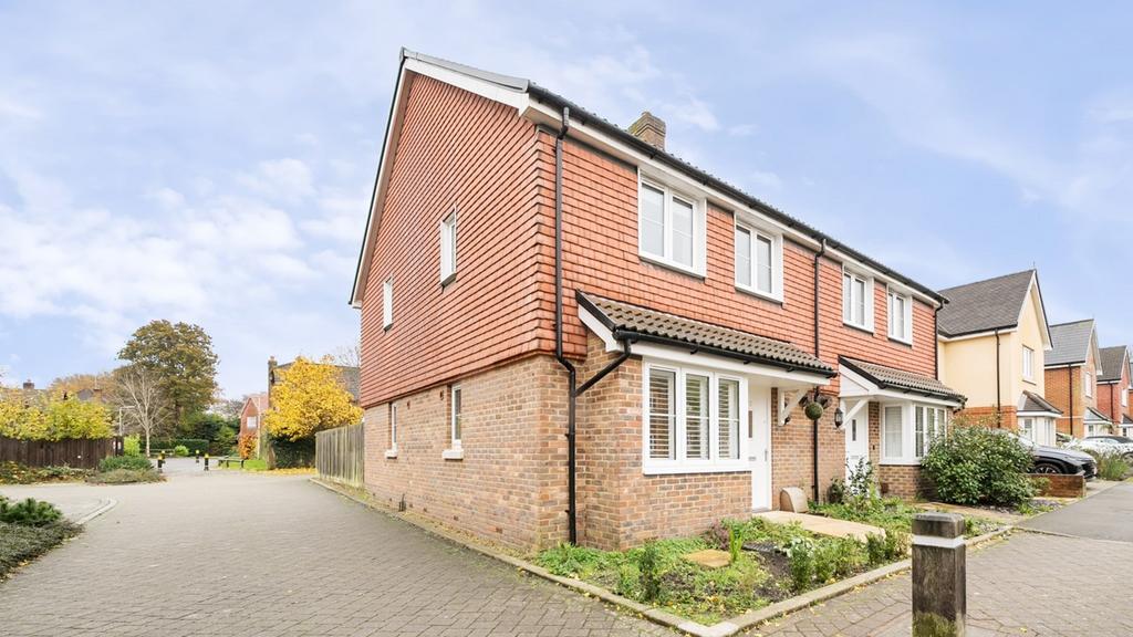 Liphook 3 bed semi-detached house for sale - £198,000