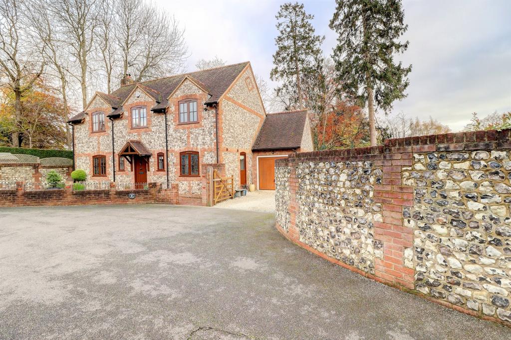 Overdales, High Wycombe HP15 3 bed detached house - £1,100,000