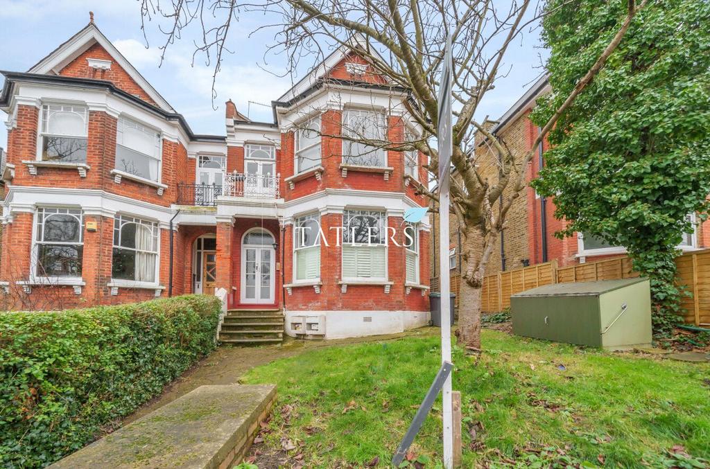 Colney Hatch Lane, Muswell Hill... 3 bed apartment - £2,500 pcm (£577 pw)