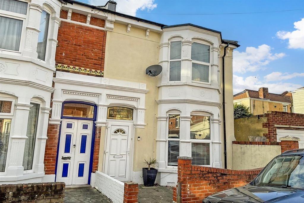Farlington Road, Portsmouth, Hampshire 3 bed end of terrace house - £ ...
