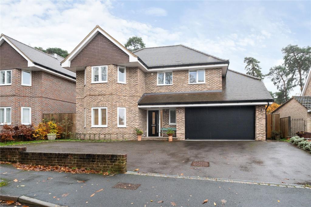Roundway, Surrey GU15 4 bed detached house - £975,000