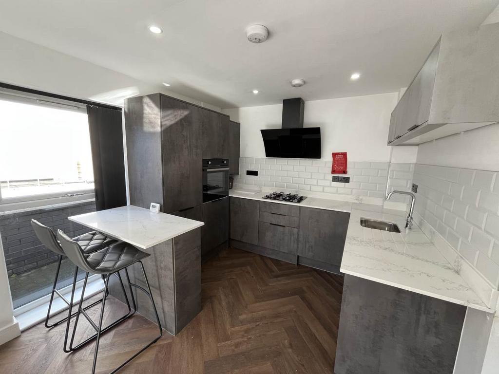 Arbour Edge, King George V Drive... 1 bed flat - £1,050 pcm (£242 pw)