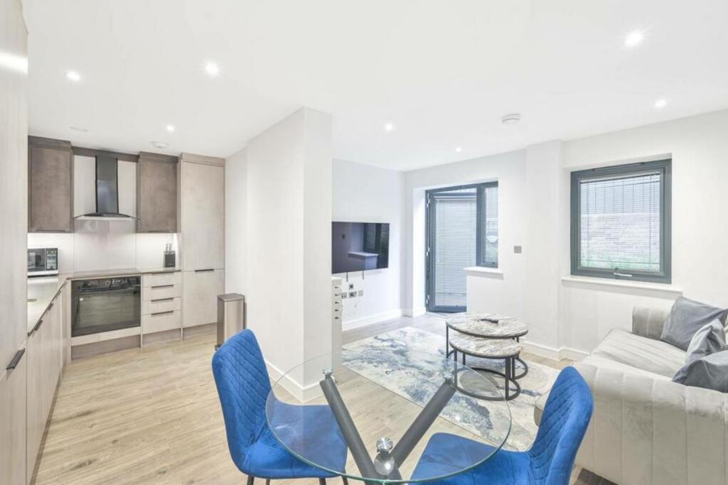 The Hyde, NW9 2 bed flat - £2,400 pcm (£554 pw)