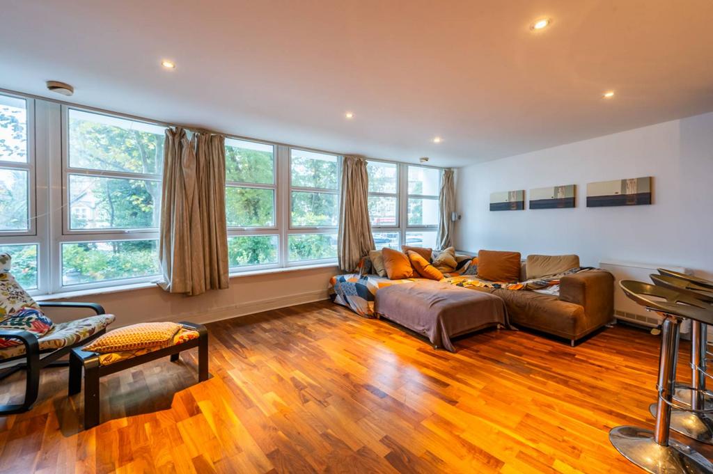 Pierhead Lock, Docklands, London, E14 2 bed flat for sale - £425,000