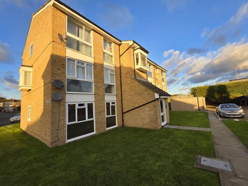 Trotwood, Grange Hill, IG7 5JP 2 bed flat to rent - £1,650 pcm (£381 pw)