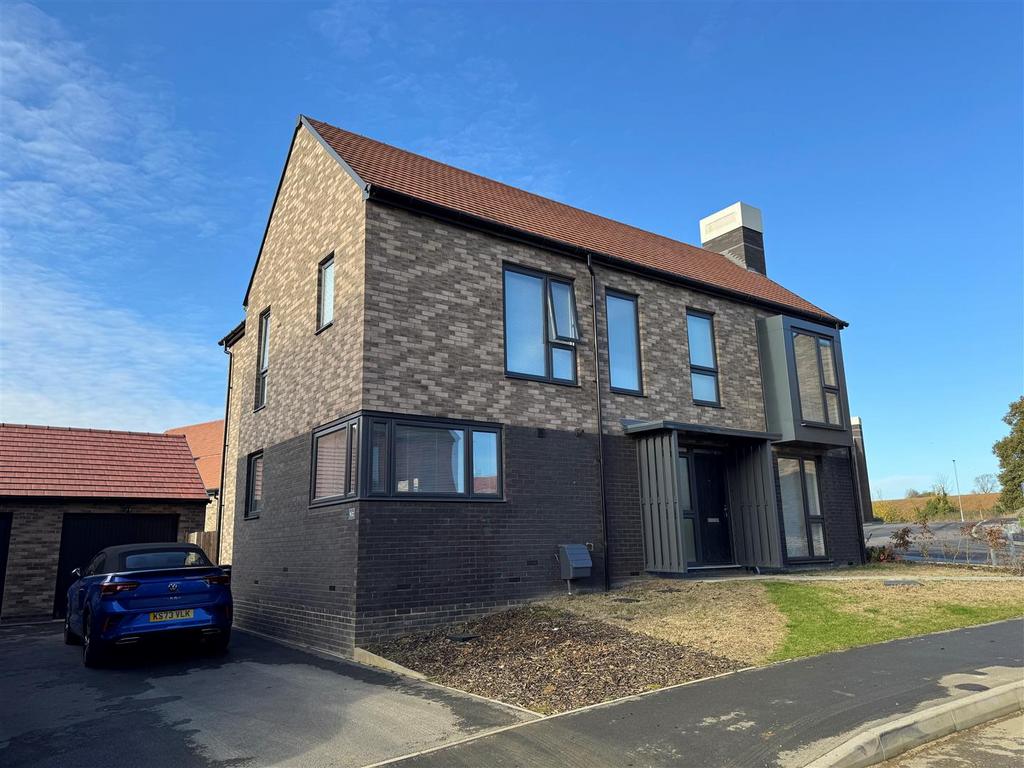 Wren Way, Daventry 5 bed house - £425,000