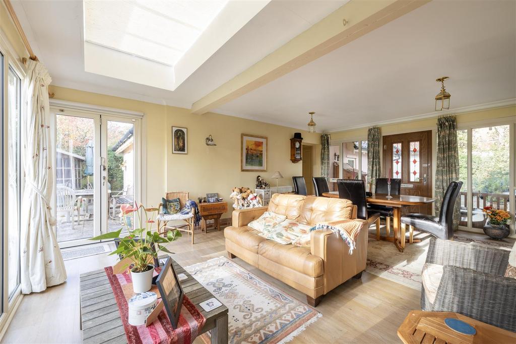 Hanbury Close, Halesworth IP19 3 bed detached bungalow - £575,000
