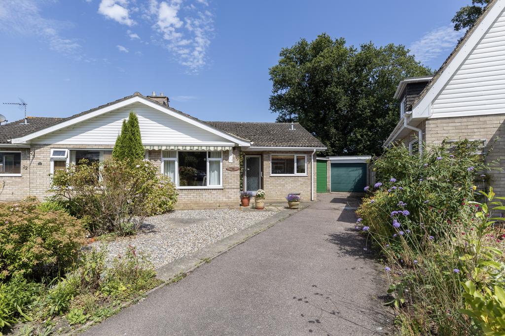 Highfield Road, Halesworth IP19 2 bed semi-detached bungalow - £250,000