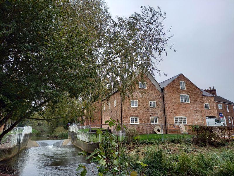 3 Victoria Mill Mews, Mill Lane... 3 bed apartment - £925 pcm (£213 pw)