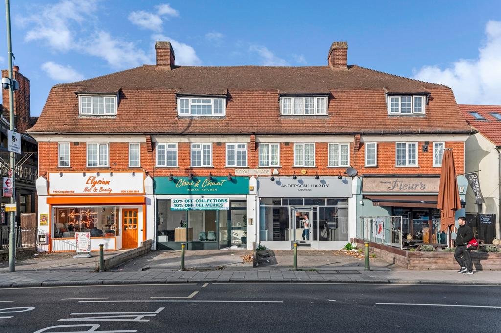 Croydon Road, Beckenham BR3 3 bed flat - £1,850 pcm (£427 pw)