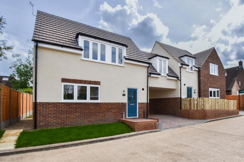 Knebworth SG3 3 bed link detached house - £425,000