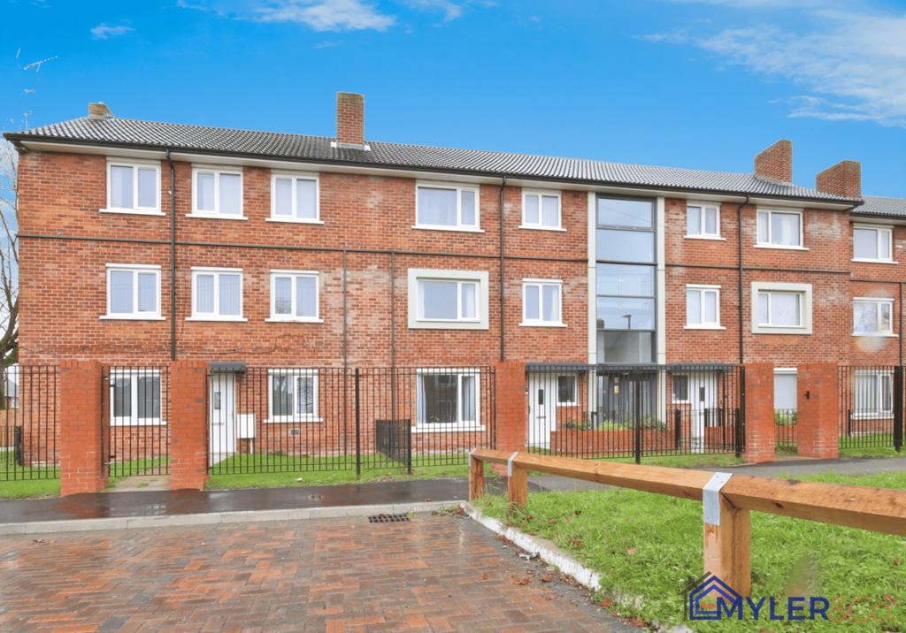 Sutton Way, Great Sutton, Ellesmere... 3 bed maisonette - £120,000