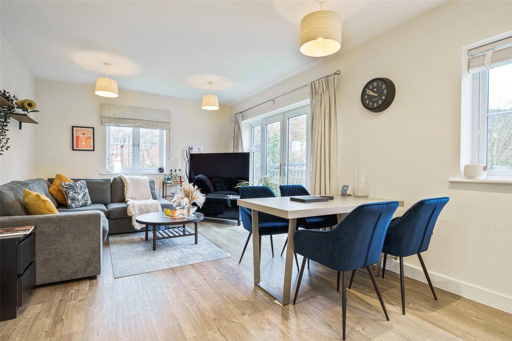 Soames Place, Berkshire RG40 2 bed apartment - £300,000