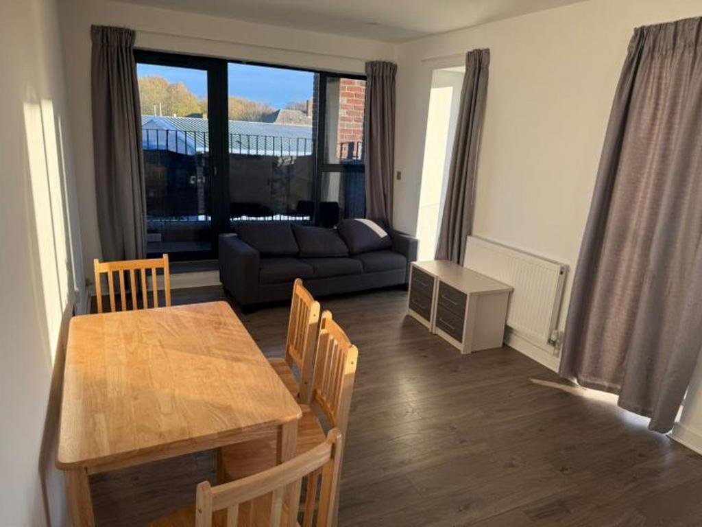 Butchers Road, Supreme Point, E16 1 bed apartment - £1,900 pcm (£438 pw)