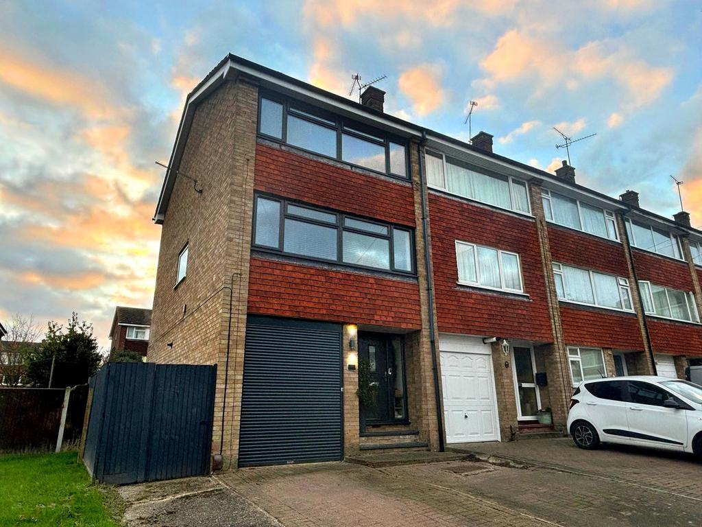 Beverley Close, Rainham, Gillingham, ME8 4 bed end of terrace house - £ ...