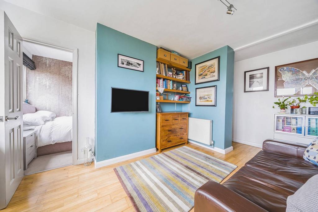 Lampeter Square, Barons Court... 1 bed flat - £325,000