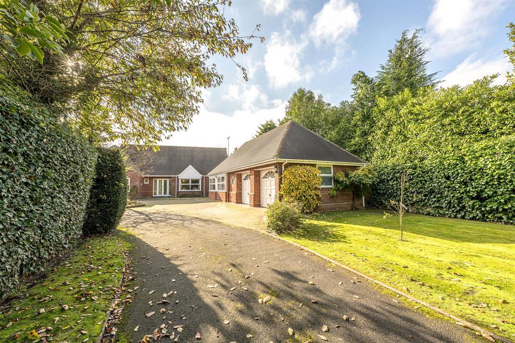 Redlake Road, Pedmore, DY9 0RU 3 bed detached bungalow for sale - £850,000