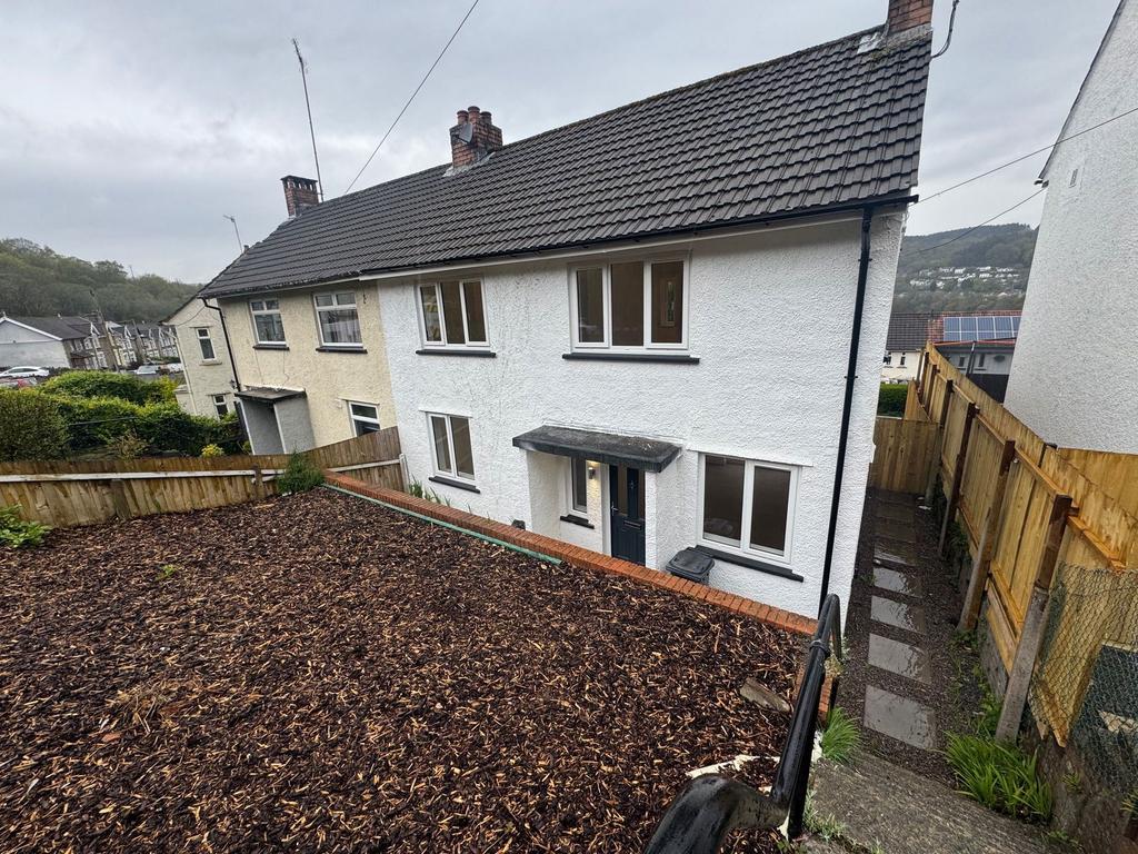 Wingfield Terrace, Treharris, CF46 5DB 3 bed semi-detached house - £170,000