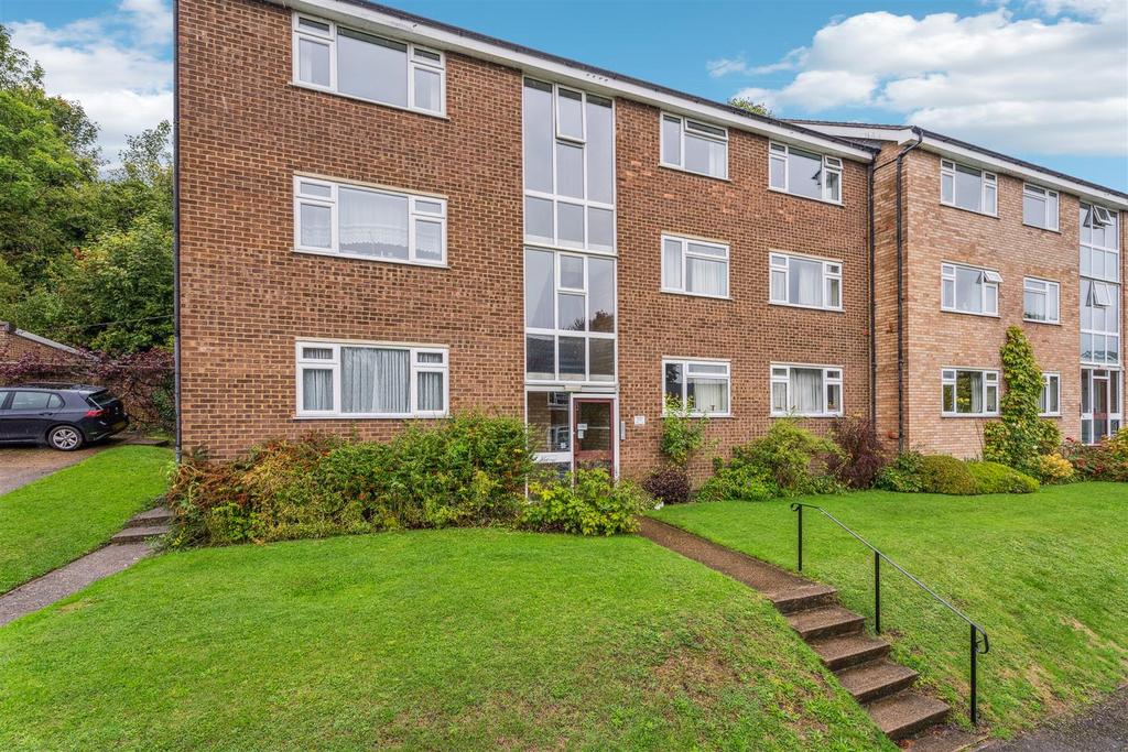 Brambleside, High Wycombe HP11 1 bed flat for sale - £210,000