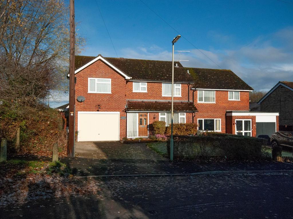 Yateley GU46 4 bed semi-detached house - £525,000