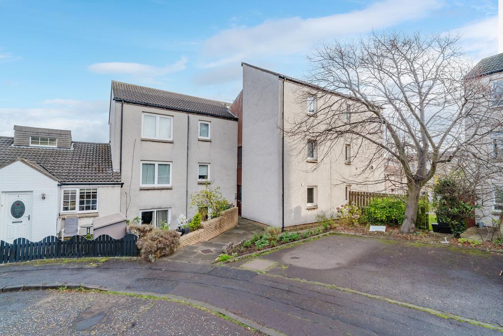 8/2 Seafield Avenue, Leith Links... 2 bed ground floor flat - £185,000