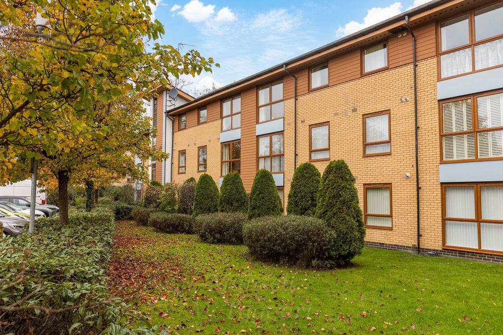 Commonwealth Drive, Crawley RH10 2 bed retirement property - £175,000