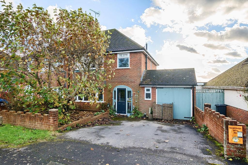 Hazell Road, Farnham, Surrey, GU9 3 bed semi-detached house - £700,000