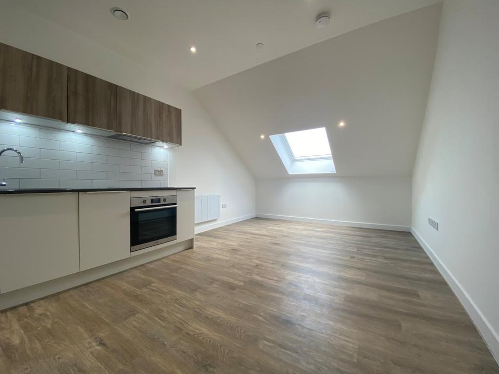 London Road, Surrey TW18 1 bed apartment - £1,375 pcm (£317 pw)