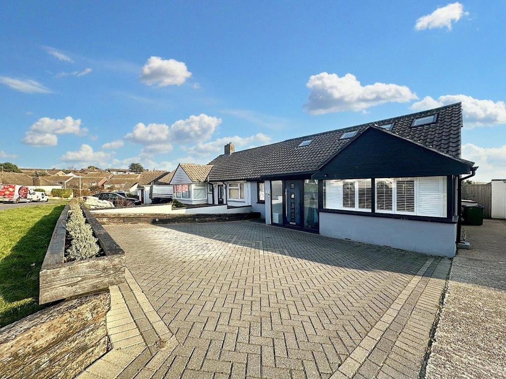 Cissbury Crescent, Saltdean, BN2 8RJ 4 bed chalet - £625,000