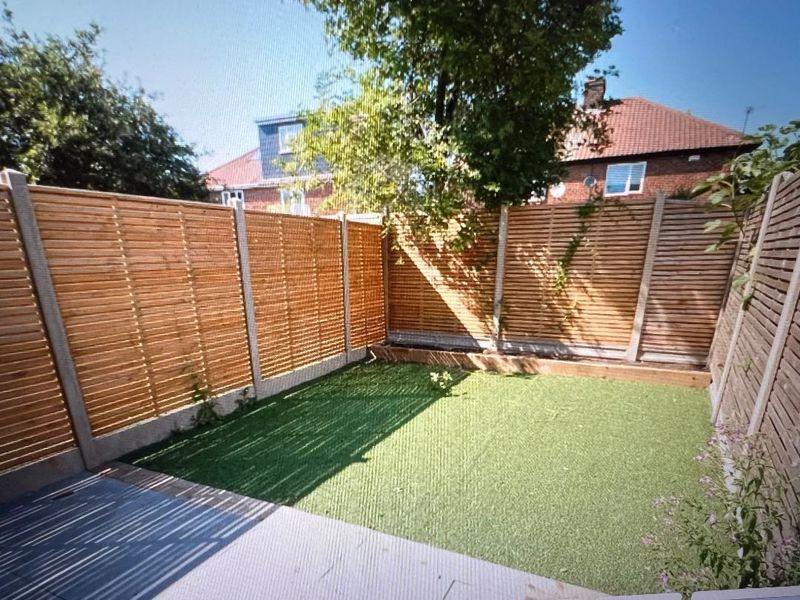 Cleveland Gardens, London NW2 2 bed flat - £2,300 pcm (£531 pw)