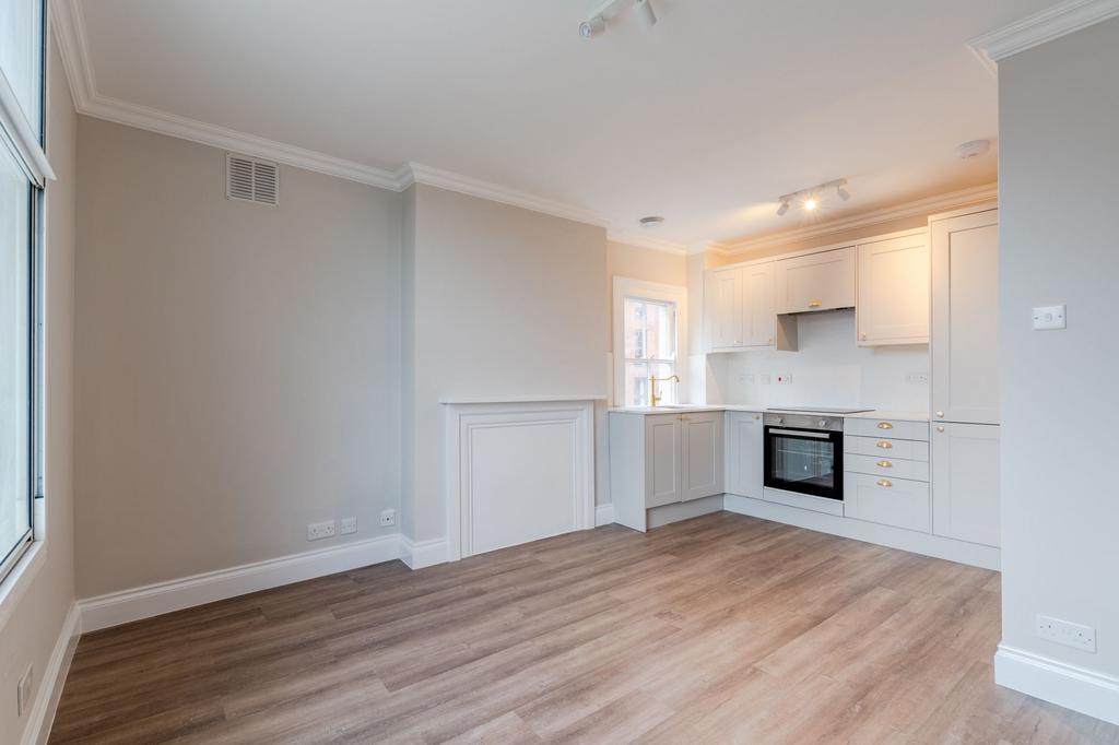 Priory Place, Gloucester GL1 1 bed flat - £900 pcm (£208 pw)