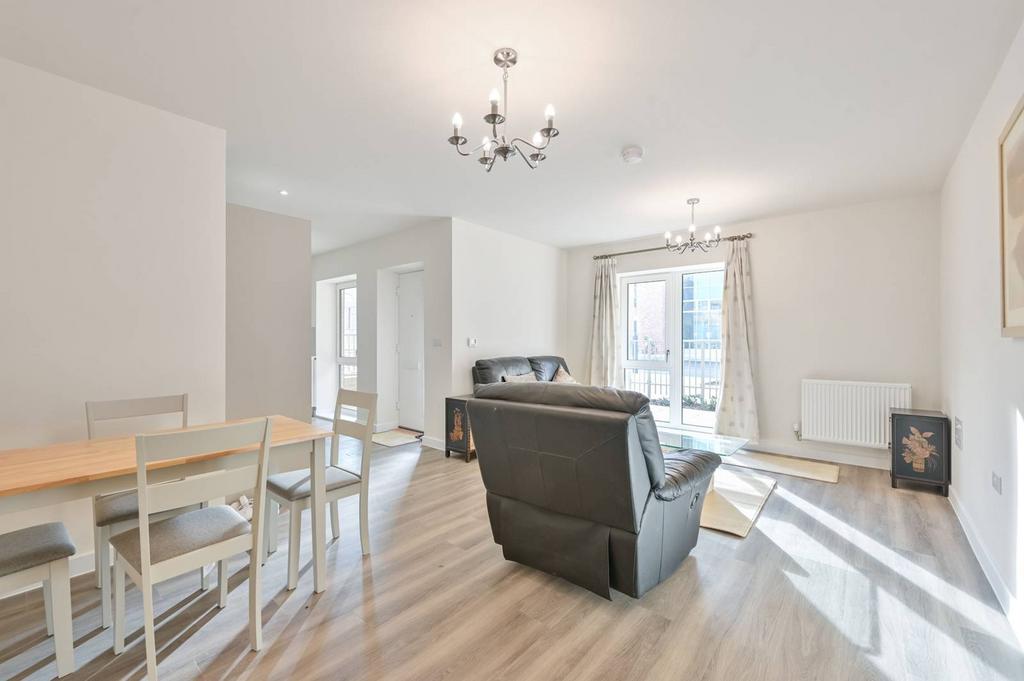 Springfield Drive, Tooting Bec... 3 bed flat - £5,200 pcm (£1,200 pw)