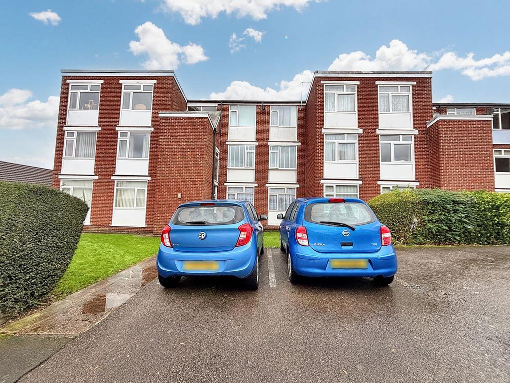 Woodlands Court, Barry, CF62 2 bed flat - £125,000