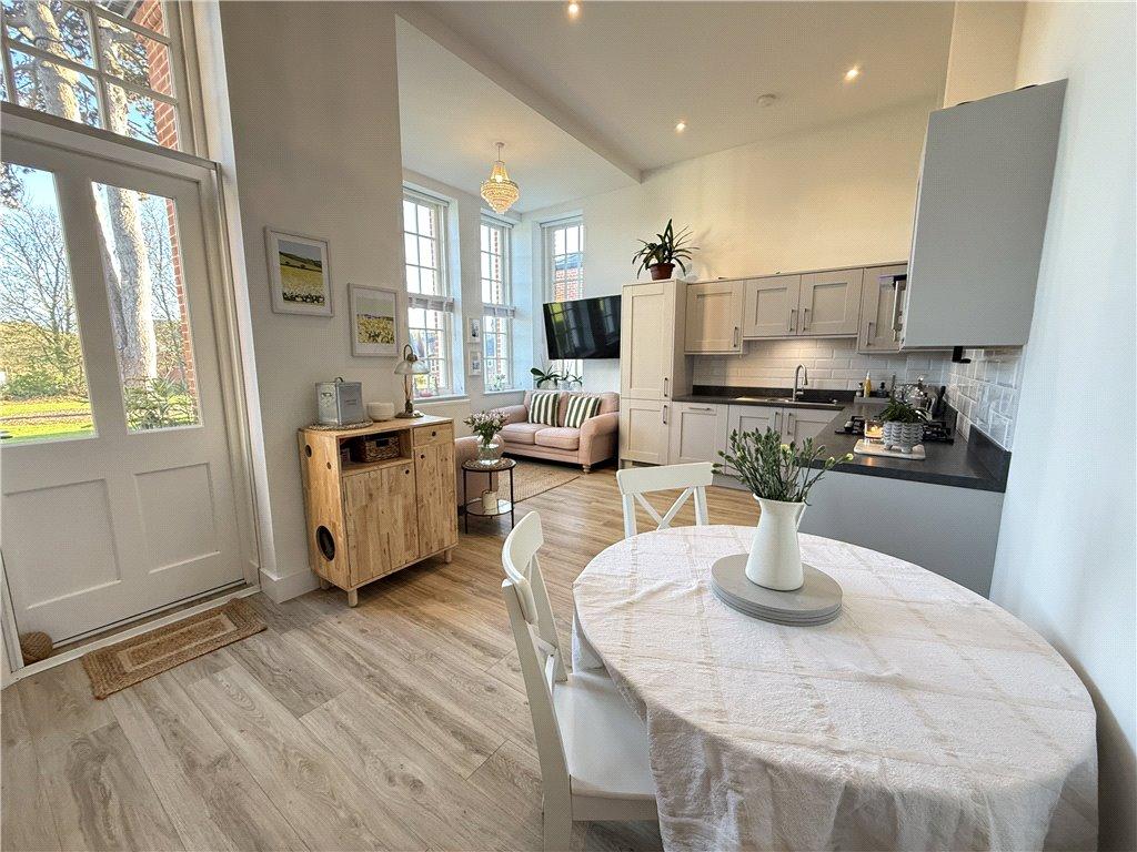 Whitecroft Park, Newport, Isle of Wight 2 bed apartment for sale - £230,000